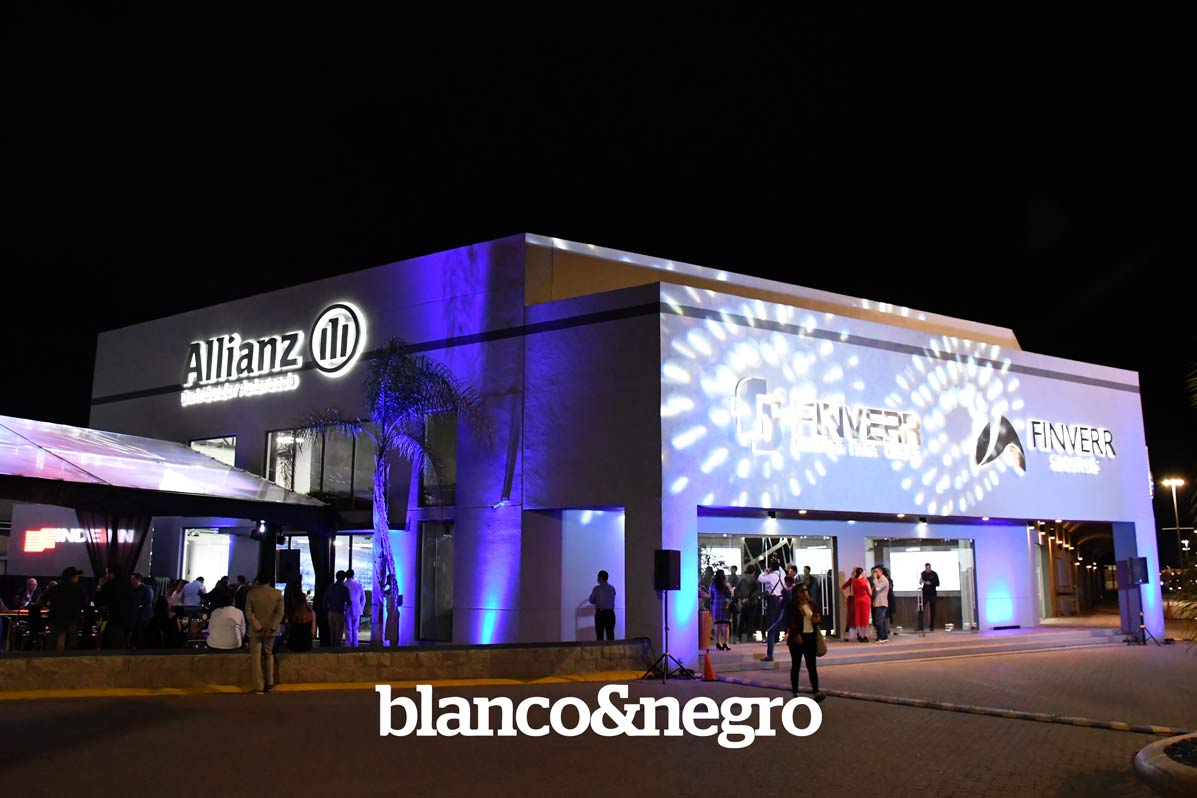 GRAN INAUGURACIÓN NUEVAS OFICINAS / FINVERR - BLANCOYNEGRO