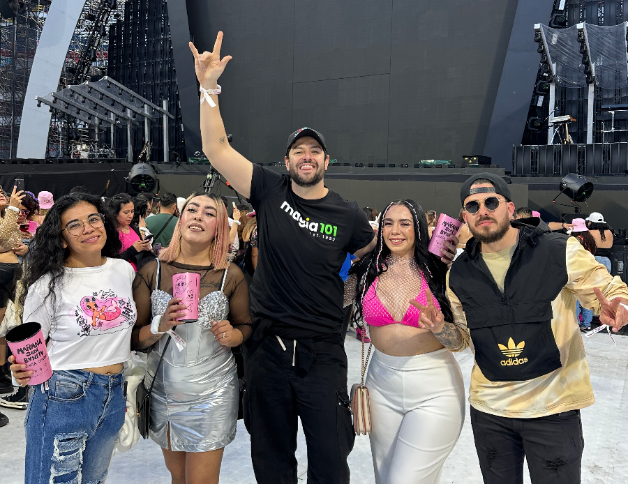 MAÑANA SERÁ BONITO TOUR KAROL G - BLANCOYNEGRO